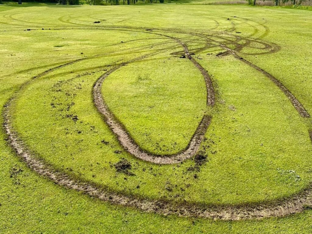 Mönkijäkuski kuori väylän karrelle Viipurin Golfissa - Golfpiste.com